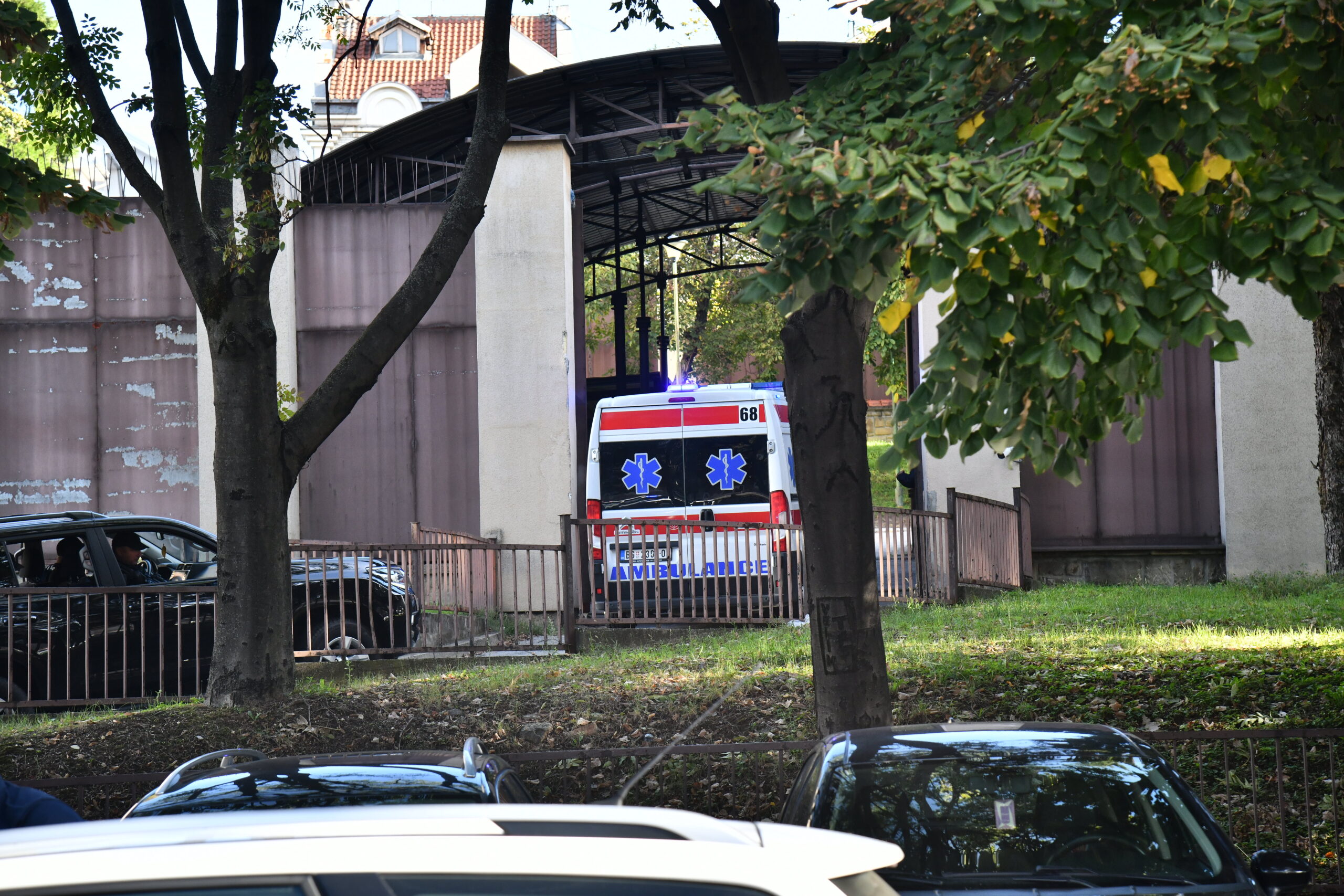 Maloletni ubica iz "Ribnikara" doveden u Specijalni sud: Bolnički sanitet pratila policija ...