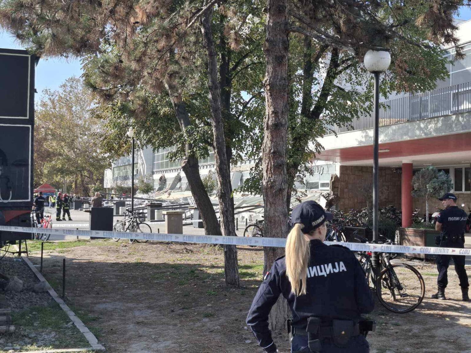 Nekoliko desetina ljudi sedelo ispod nadstrešnice Železničke stanice u ...