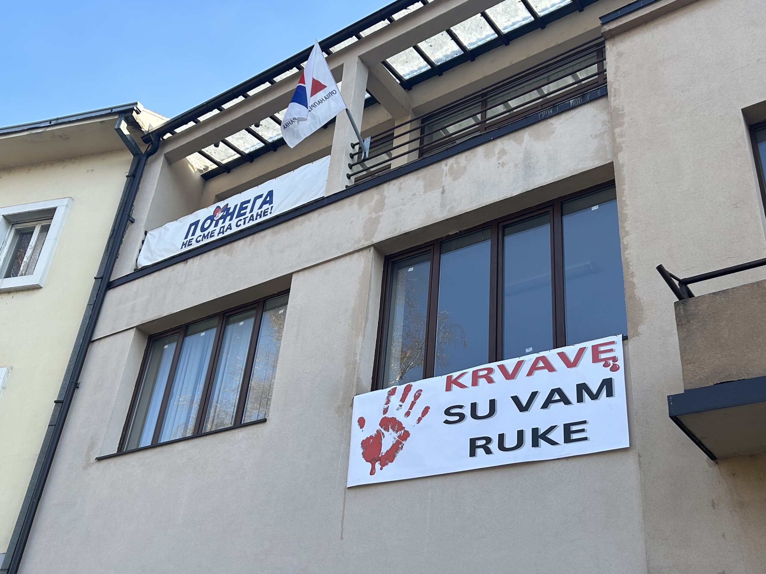 Požega: „Krvave su vam ruke“ ne može da piše na zgradi gde su ...