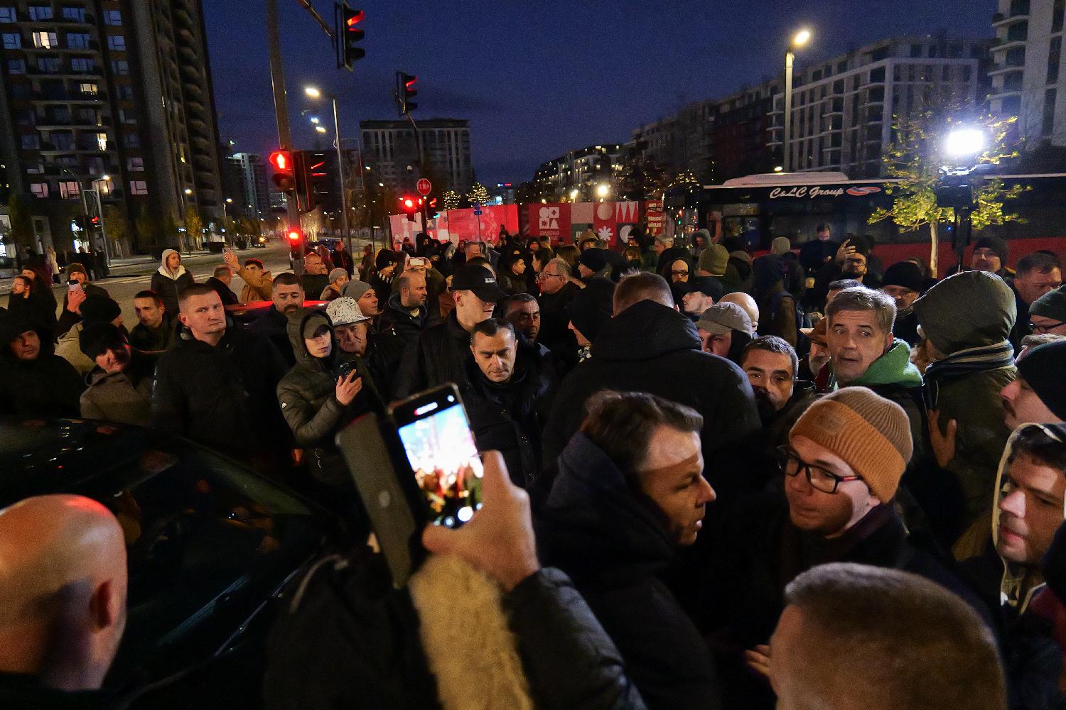 Naprednjaci opkolili opoziciju i građane kod Kule Beograd