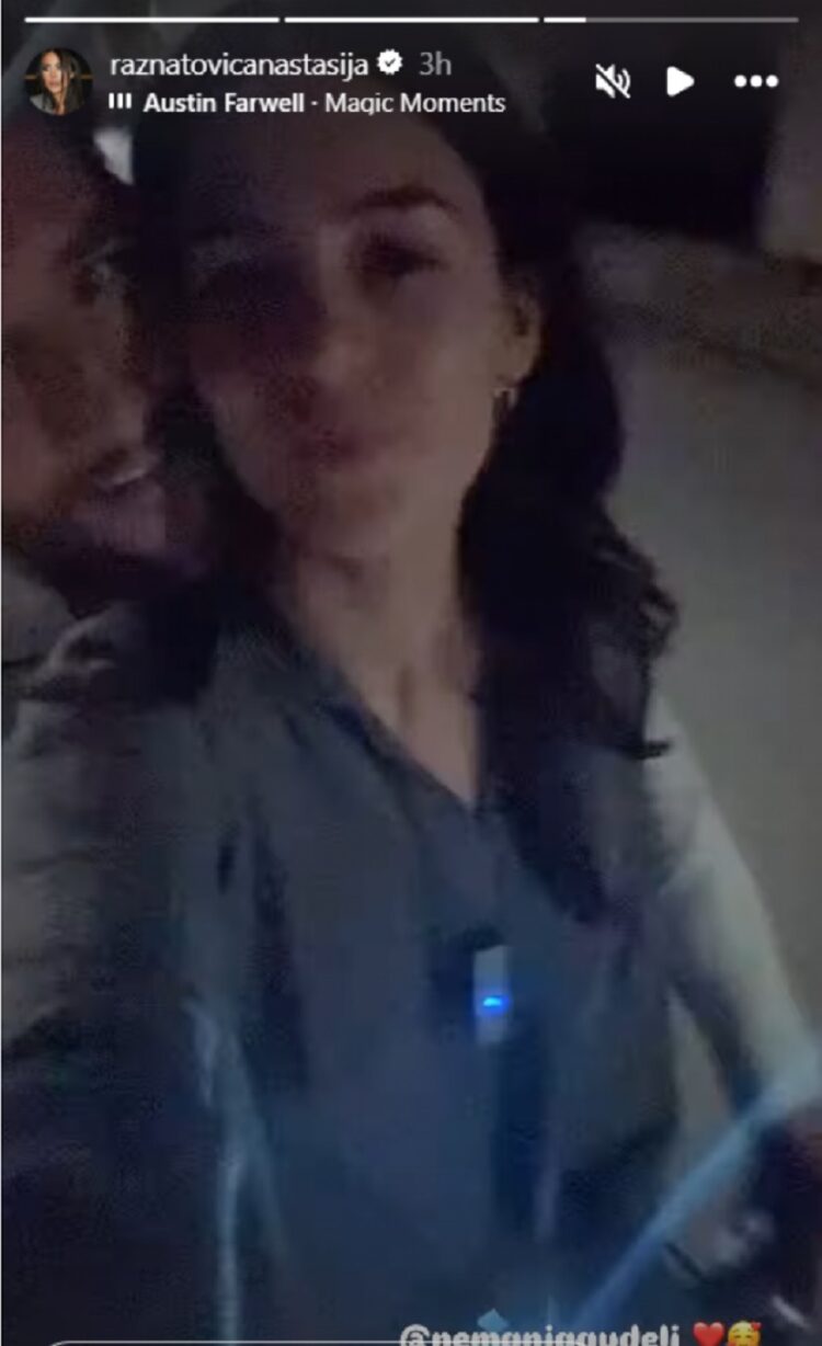 Anastasija Ražnatović i Nemanja Gudelj se voze trotinetom