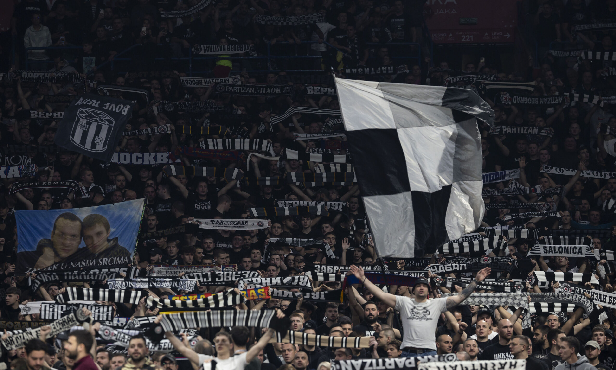 Cela Arena grmela: Grobari u glas vređali Vučića VIDEO