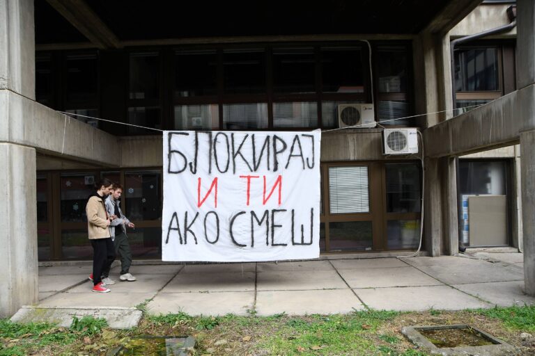 Studenti Ekonomskog fakulteta u blokadi fizički blokirali zgradu