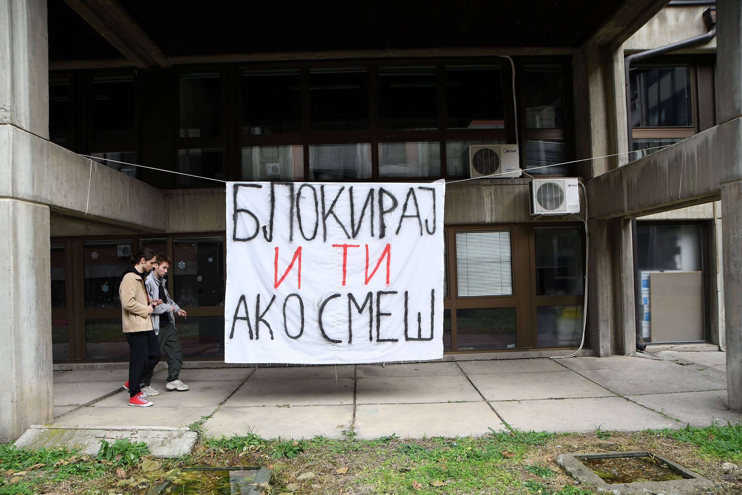 Studenti Ekonomskog fakulteta u blokadi fizički blokirali zgradu