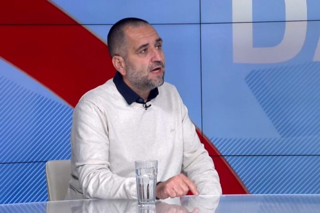 Nadrealne slike u Skupštini Kraljeva: Opozicija zauzela govornicu i ...