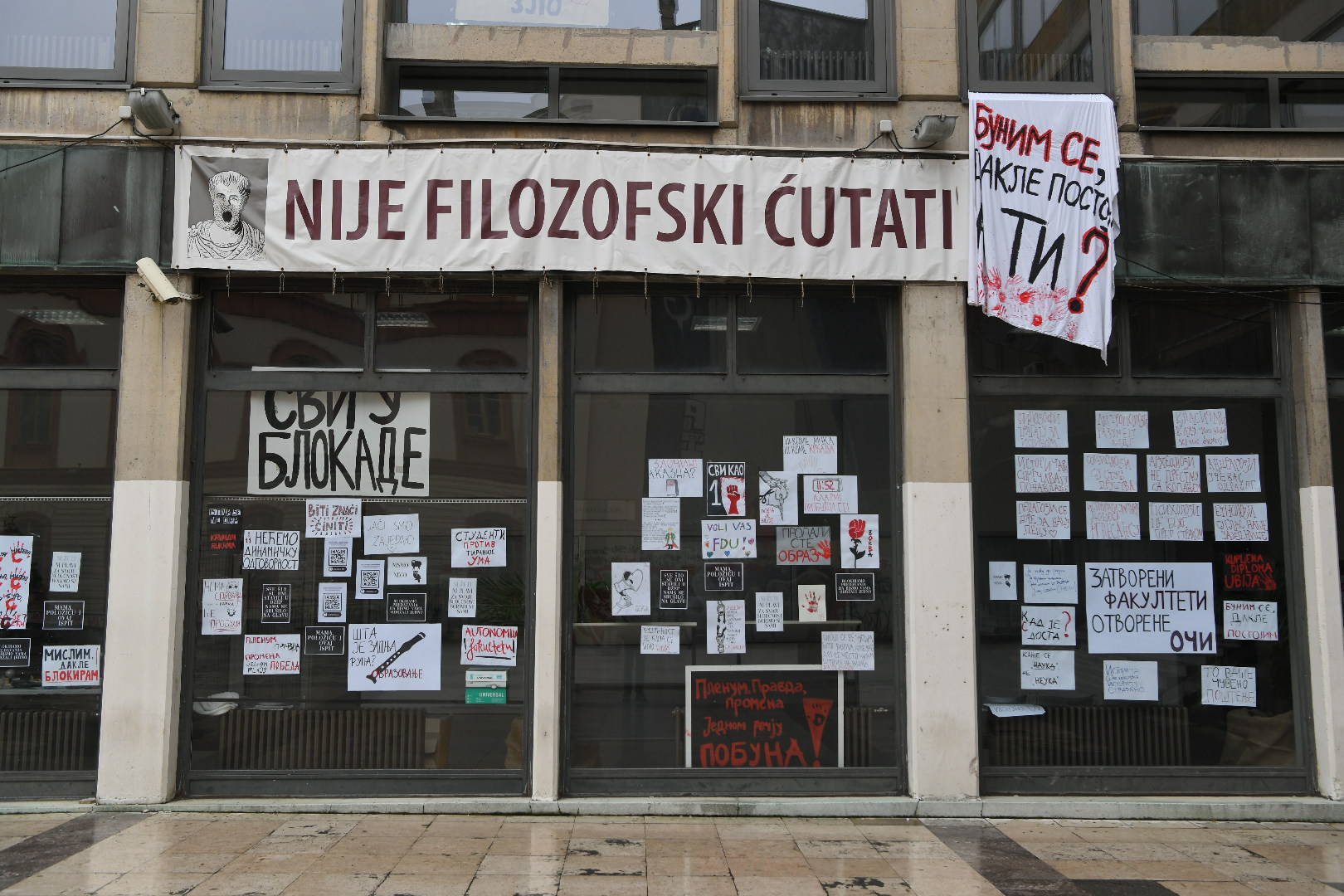 FOTO Priveden profesor Boris Pendelj sa Odeljenja klasičnih nauka, građani se pozivaju da dođu ...
