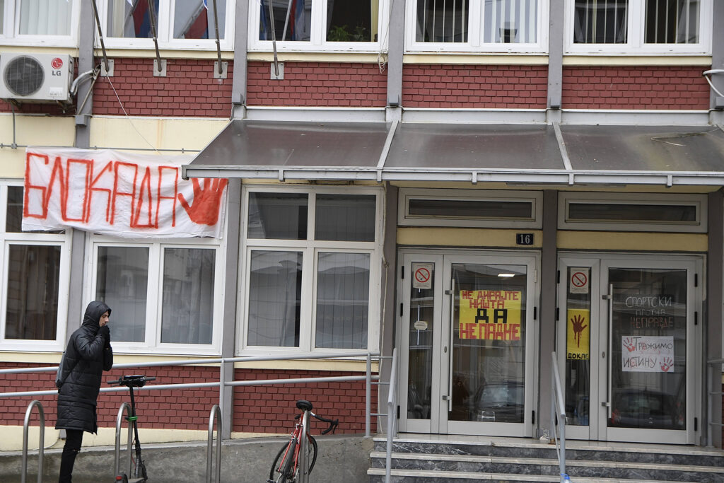 Studenti FSFV u Novom Sadu potpuno blokirali zgradu fakulteta