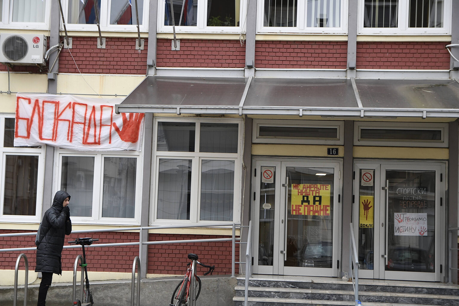 Studenti FSFV u Novom Sadu potpuno blokirali zgradu fakulteta