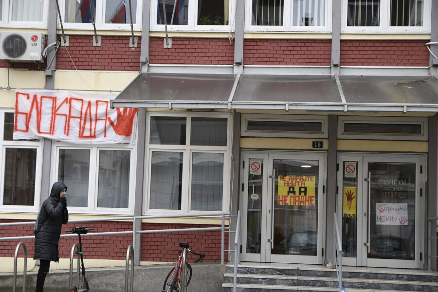 Studenti FSFV u Novom Sadu potpuno blokirali zgradu fakulteta