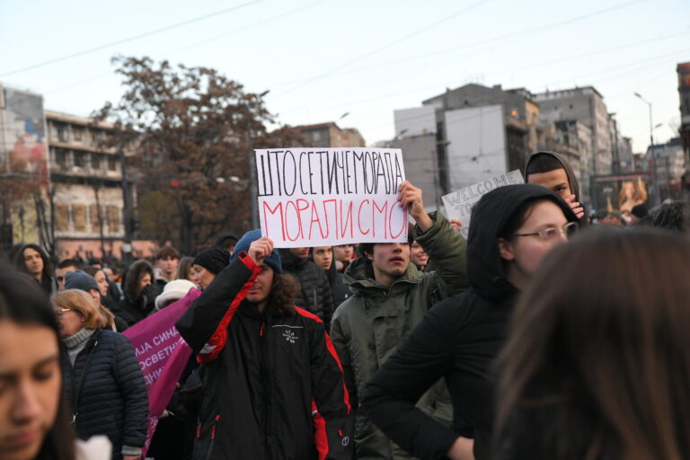 Najbolji transparenti s protesta na Slaviji