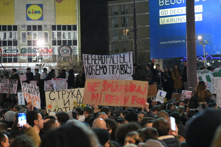 Najbolji transparenti s protesta na Slaviji