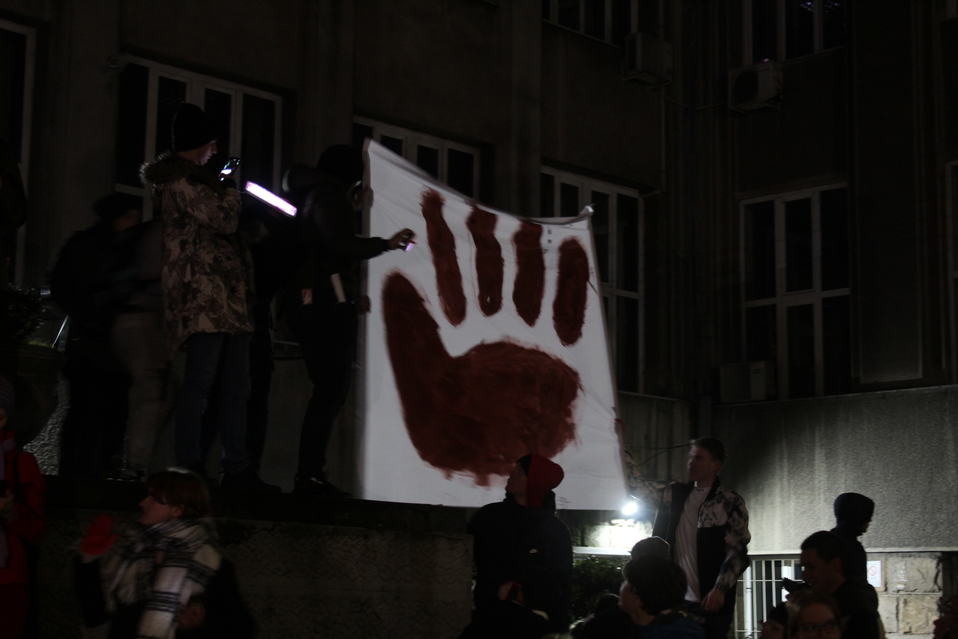 Policija privela aktiviste u Vranju zbog oslikvanja "krvavih ruku"