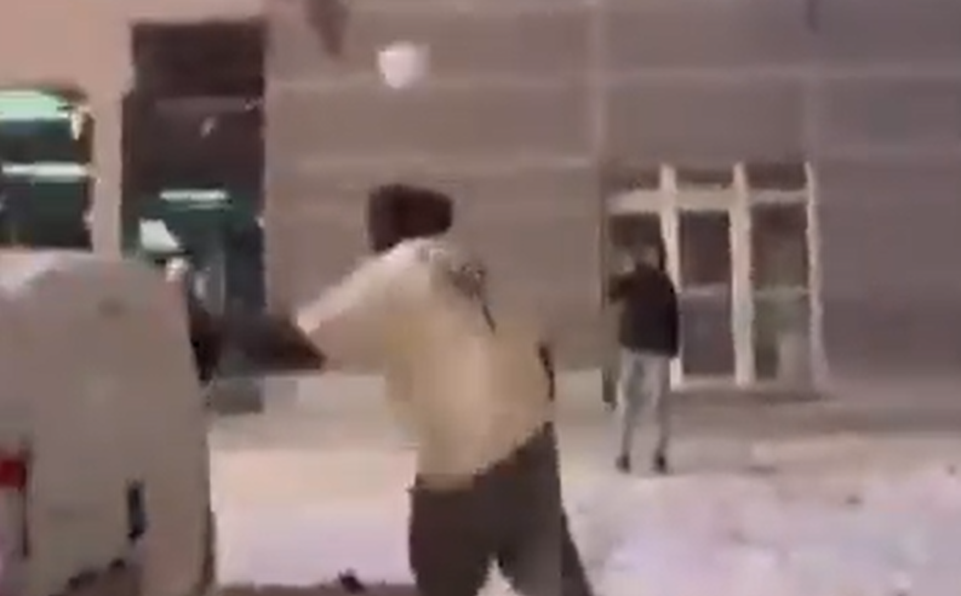 Košarkaš Zvezde se grudvao sa navijačima ispred Arene VIDEO