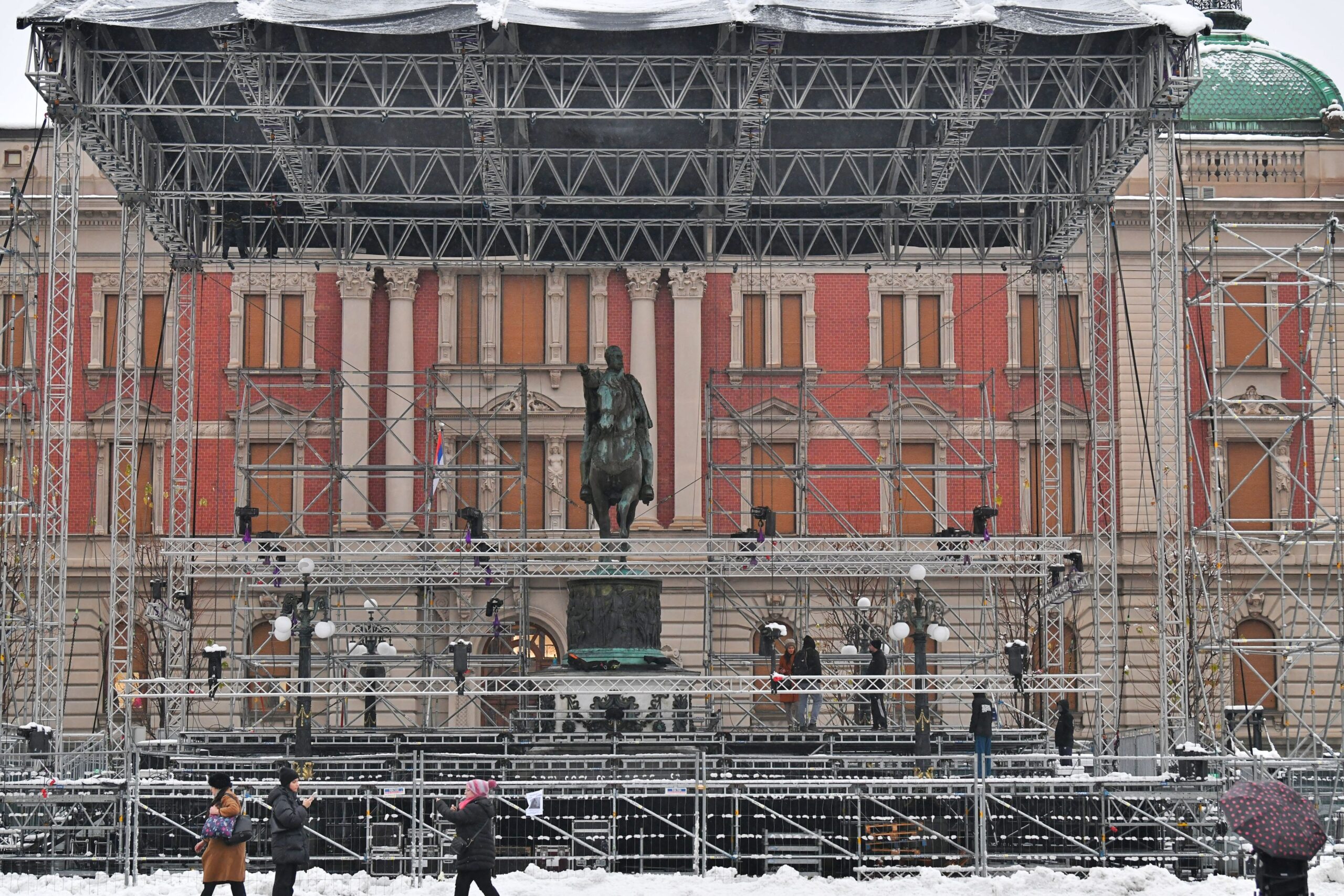 „Oni nikako da se okanu nadstrešnica“: Prolaznici gledaju i ne veruju ...