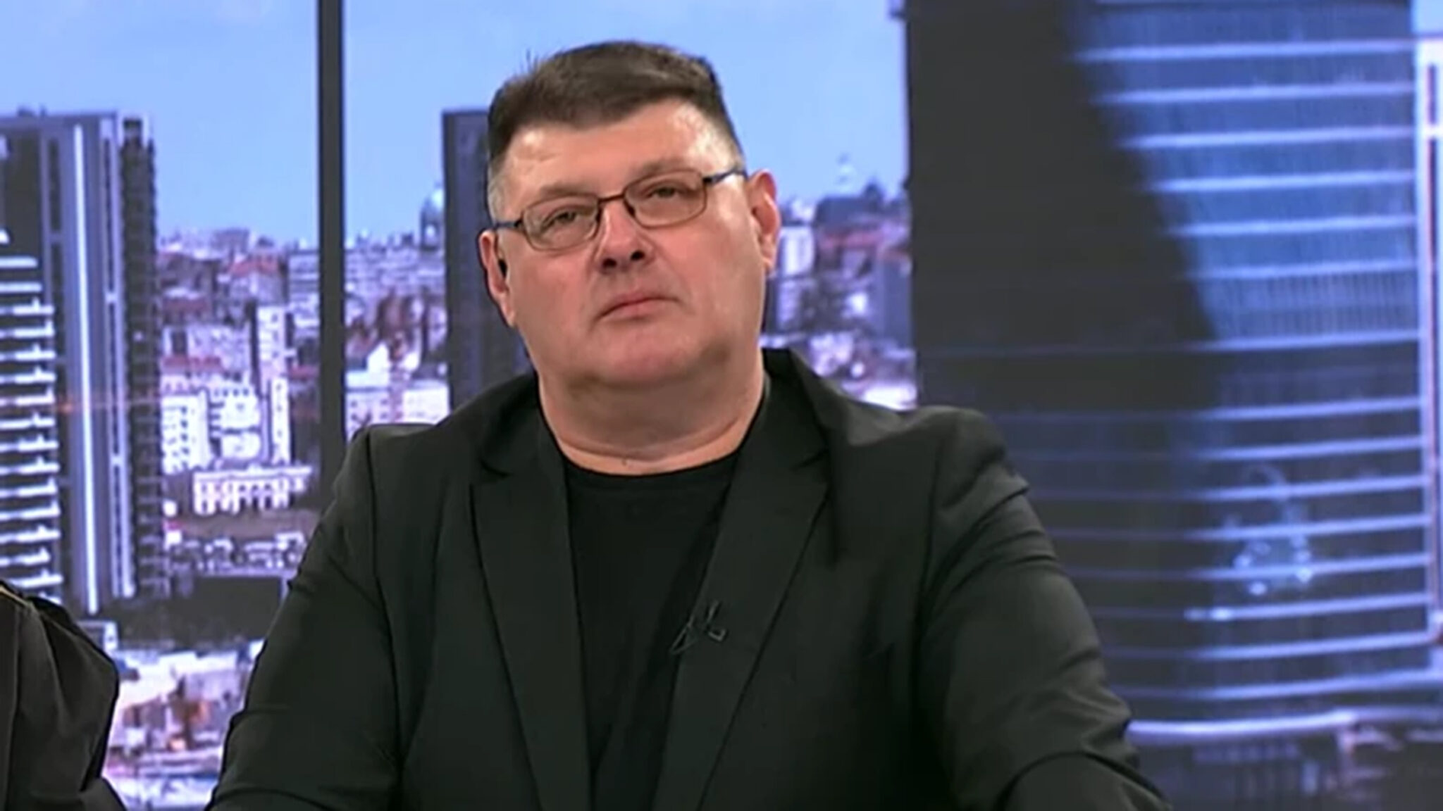 Sarapa "pijan kao čep" traži od Vučića da uvede vanredno stanje