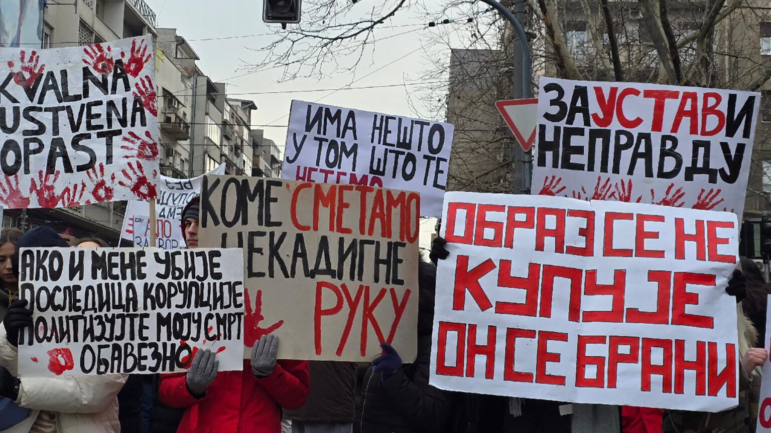 Studenti: Ispred FTN maskirane osobe snimale studente