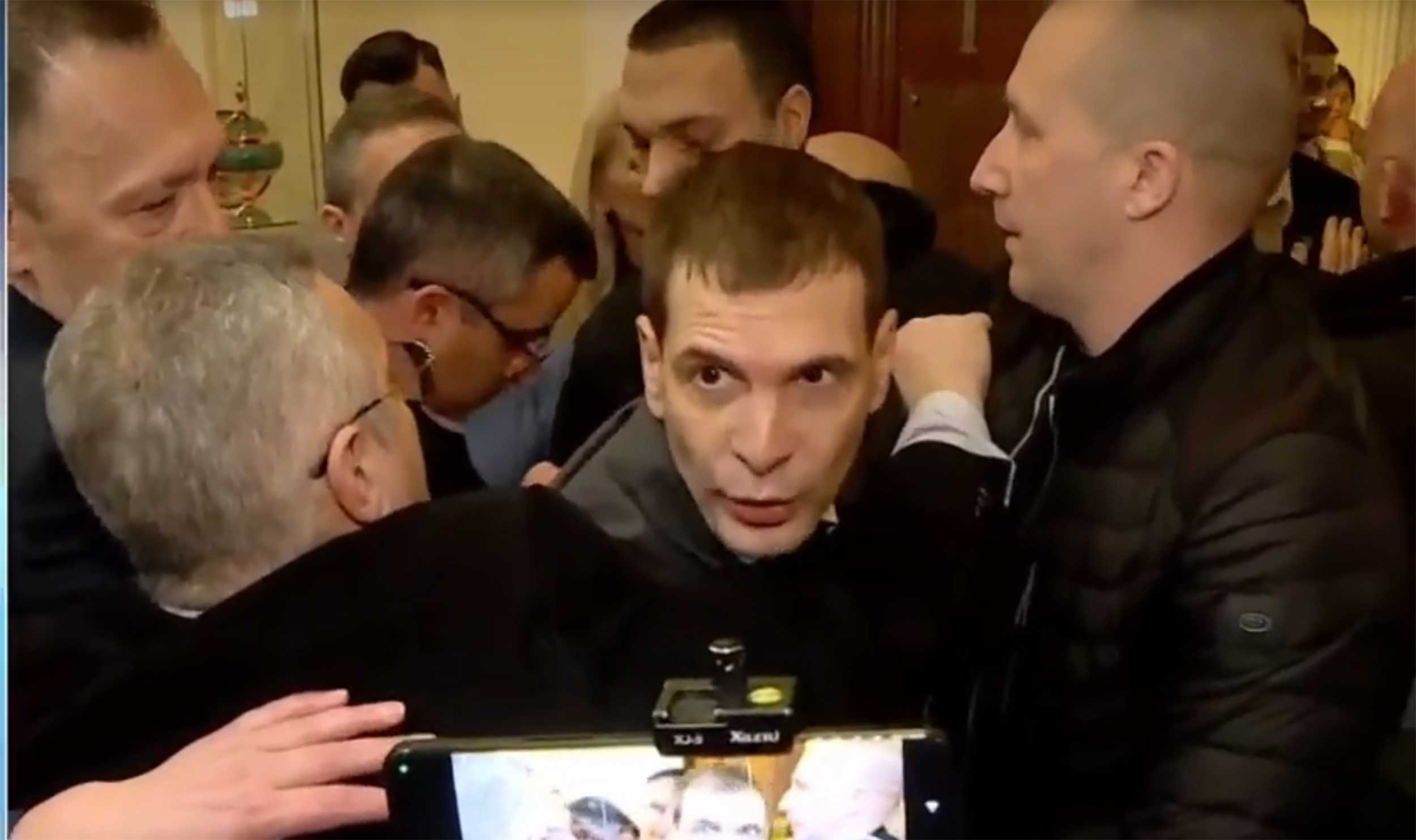 Haos u Skupštini: Poslanici koalicije NADA pokušavaju da prekinu kolegijum. Upali u salu s ...