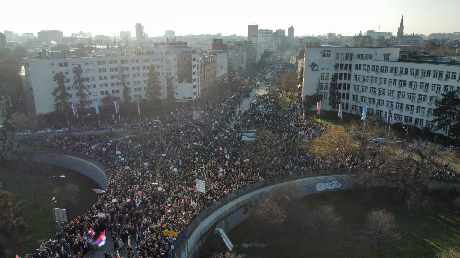 Blokirana tri mosta u Novom Sadu: Slike govore više od reči