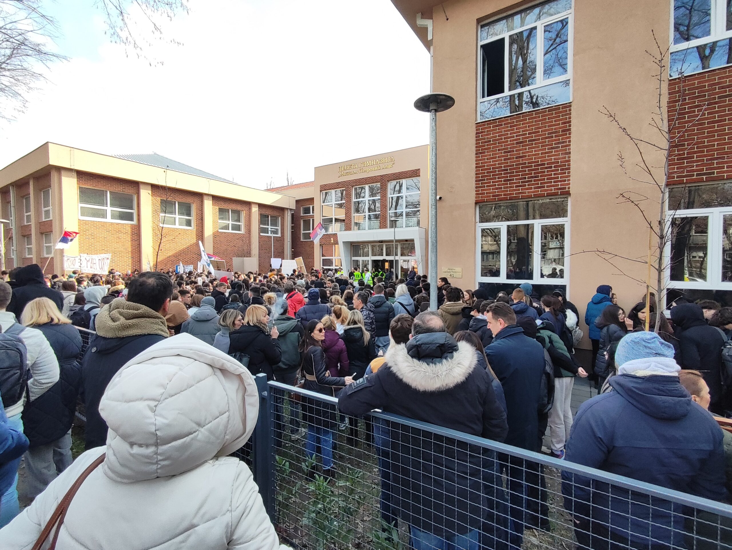 Roditelji se okupili ispred Devete gimnazije: Direktorka sastančila sa ...