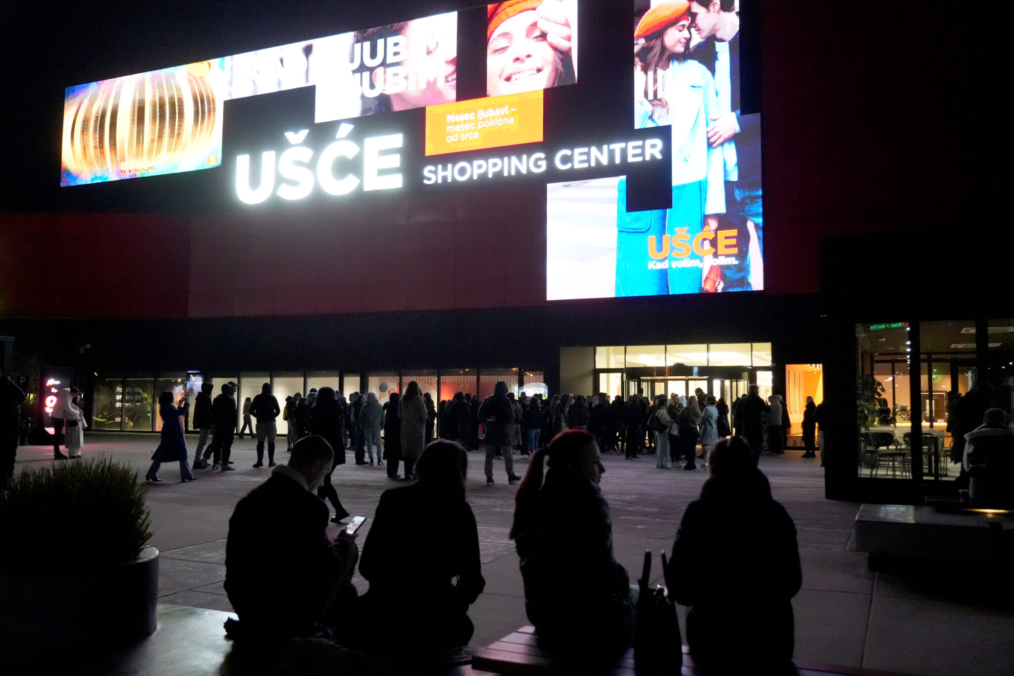 Podmetnuti požar u TC Ušće: Trojica mladića snimljena kamerama