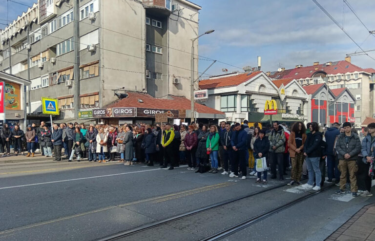 Žena pretila građanima nakon blokade u Požeškoj ulici: U ruci držala nož, policija je odvela u ...
