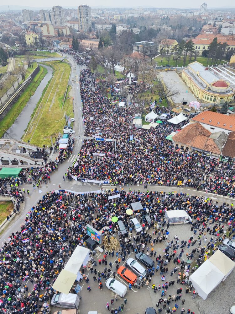 Pogledajte prve slike i snimke iz drona sa protesta u Kragujevcu
