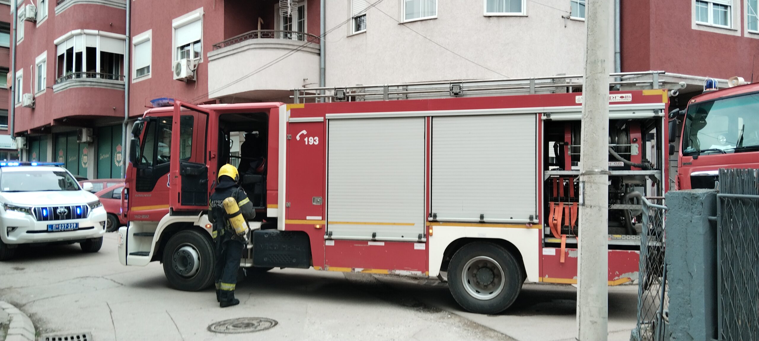 Veliki požar u kompaniji u Novom Sadu: Kulja crni dim, vatrogasci na terenu VIDEO