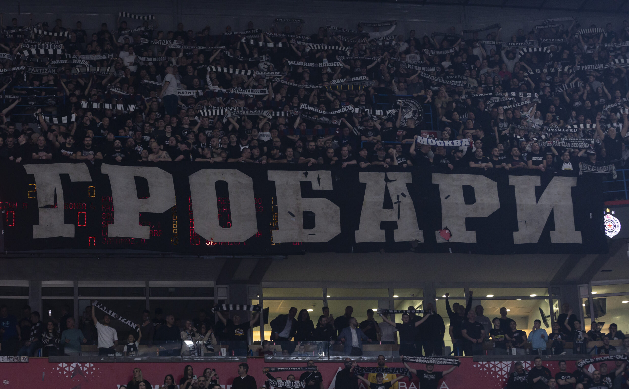 VIDEO "Grobari" pumpali, pa u glas vređali Vučića