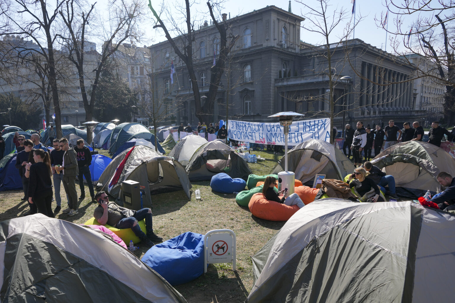 Studenti koji žele da uče igraju šah: „Figure na ćaci način“
