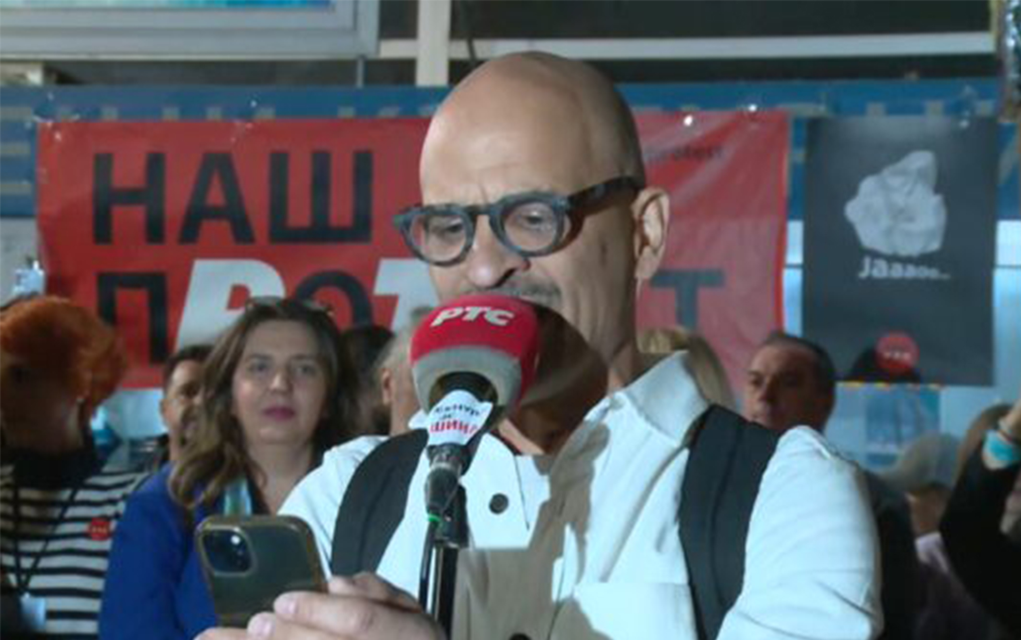 Ivan Jevtović ispred RTS-a: "Godinama smo čamili u mraku, svetlo su ...