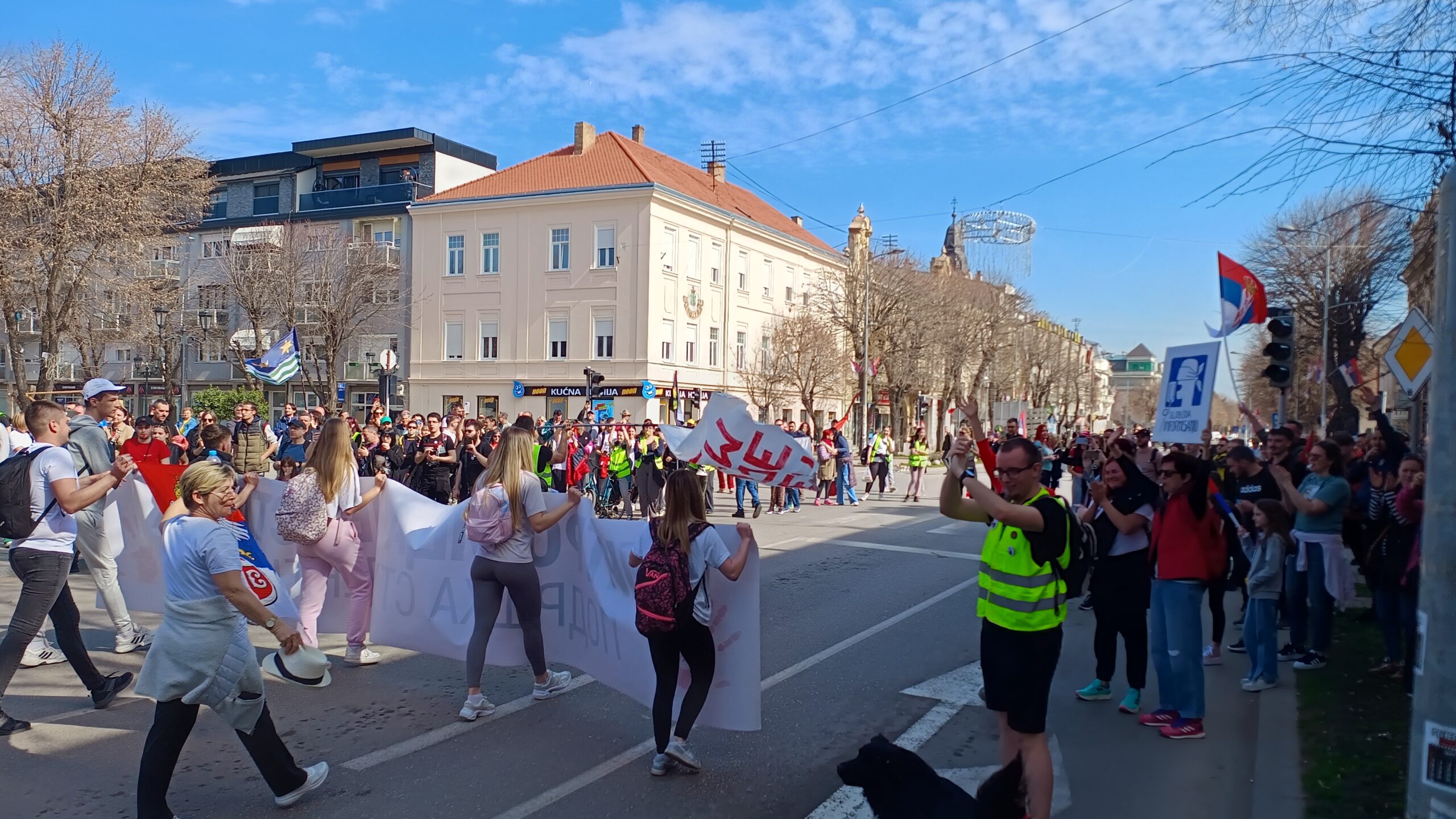 „Ne vraćaj se kući Ćaci!“: Građani sačekali Nedimovića ispred Gradske uprave u Sremskoj ...