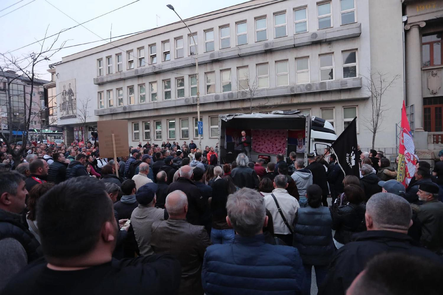 Protest podrške svešteniku u Kragujevcu: Poslat na crkveni sud nakon ...
