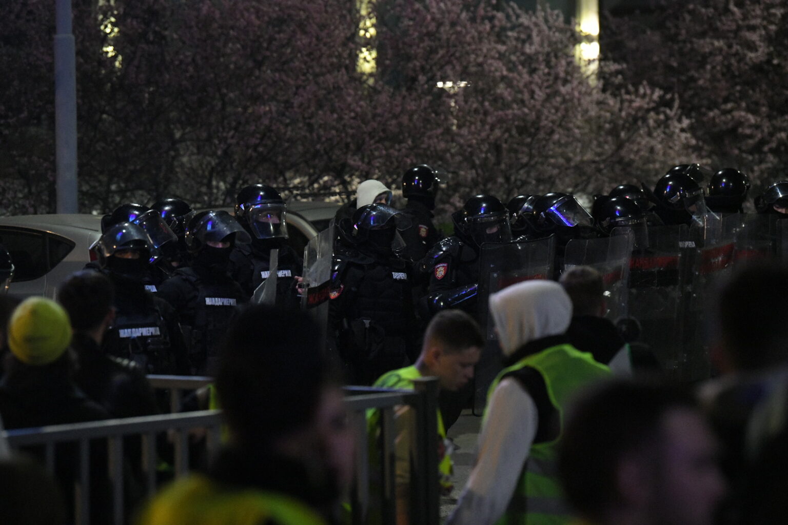 Snimak sve otkriva: Policajca u civilu ispred RTS-a udario kolega