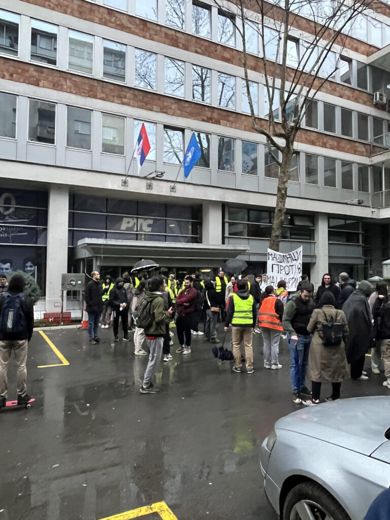 Nova.rs ispred RTS jutro posle burne noći: Studenti blokiraju državnu televiziju, ne puštaju ...