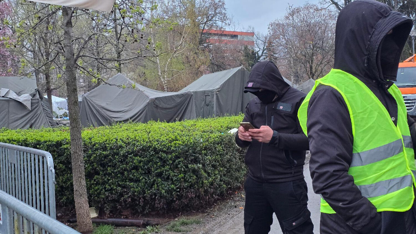 U Pionirski park samo uz dozvolu „štaba“: Maskirani ljudi ne dozvoljavaju građanima ulazak