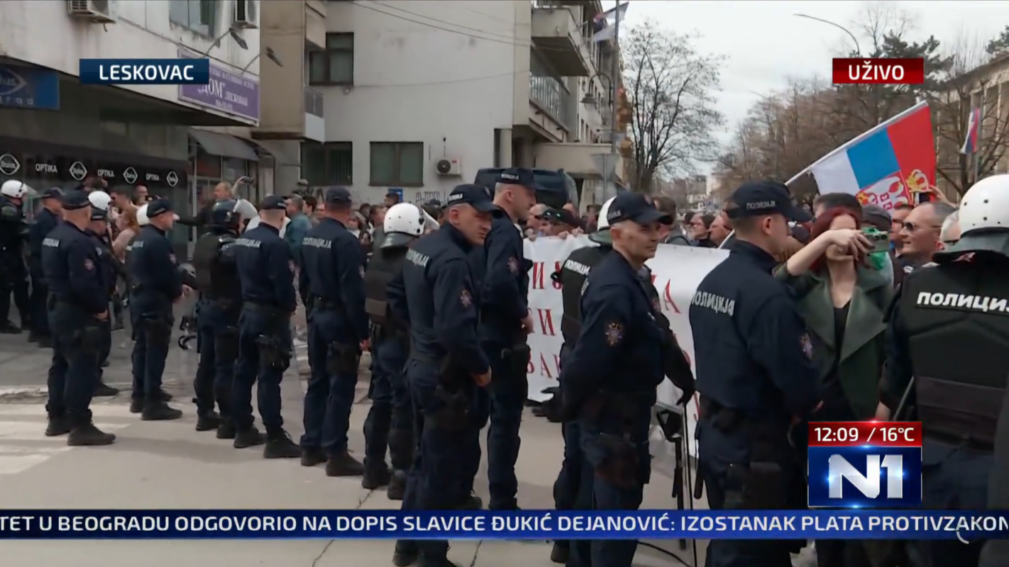 Priveden profesor Dejan Stanišić na protestu u Leskovcu