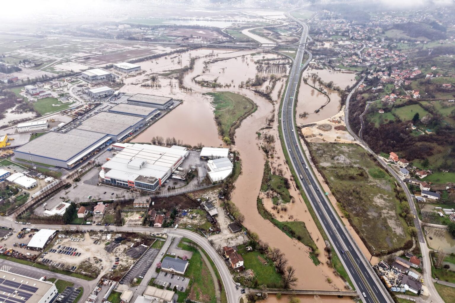Drama u Tuzli: Nabujala reka Jala odnela ljude, u toku potraga
