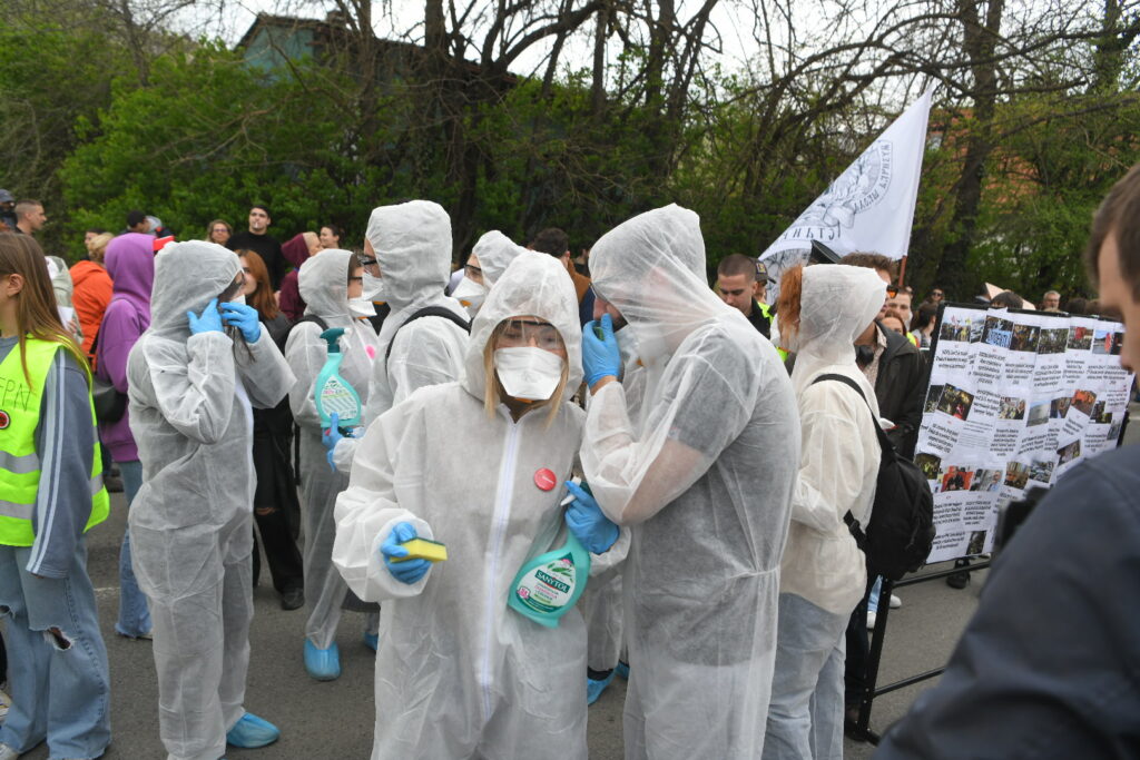 FOTO Studenti u zaštitnim odelima i sa sredstvima za dezinfekciju ispred Informera
