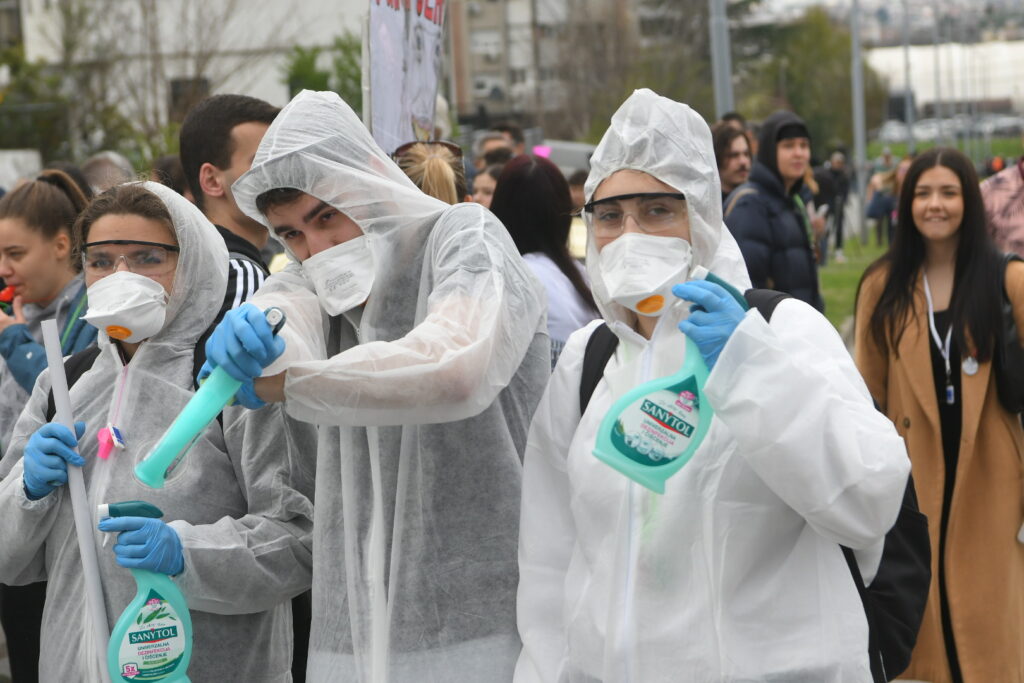 FOTO Studenti u zaštitnim odelima i sa sredstvima za dezinfekciju ispred Informera