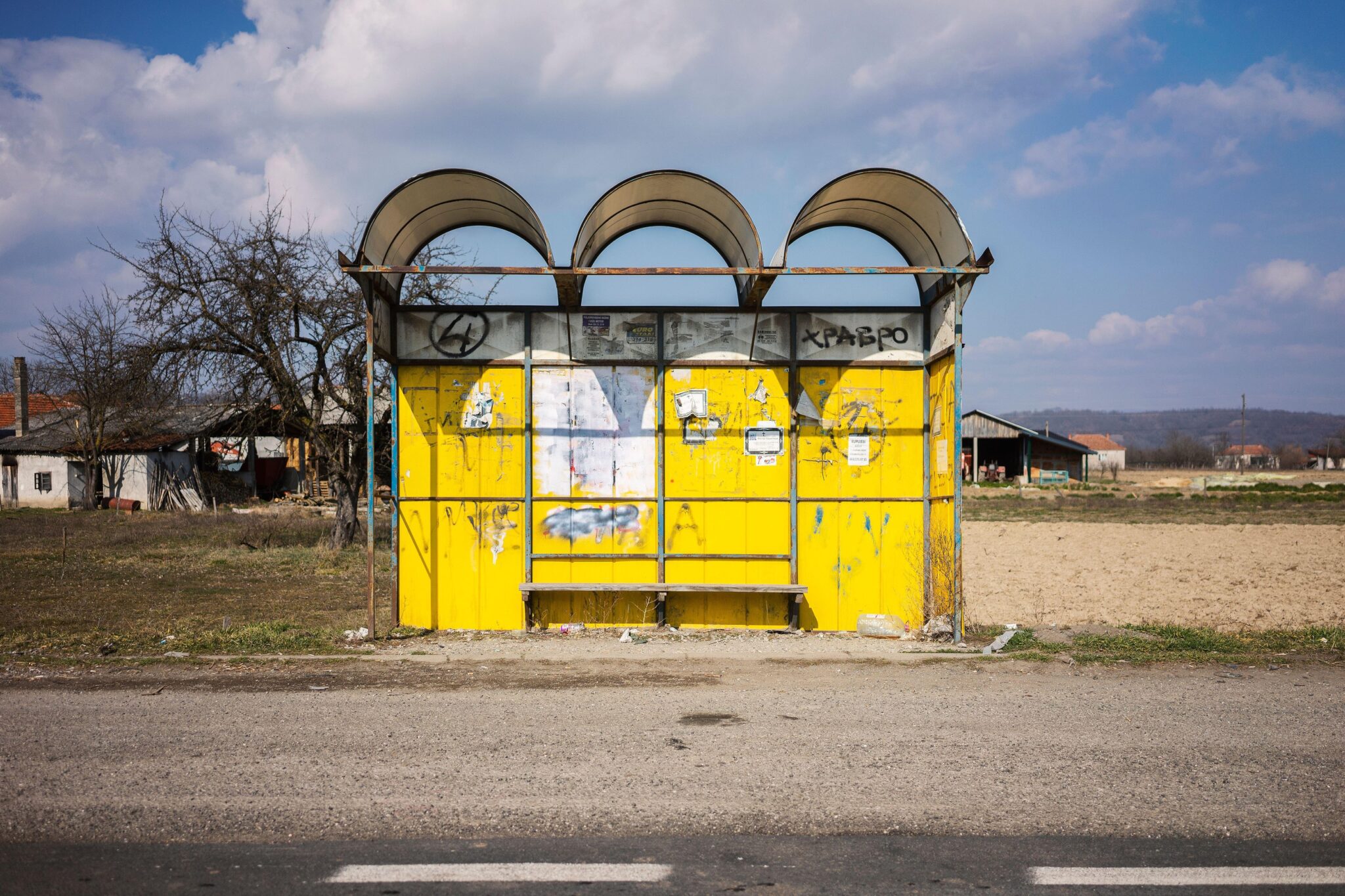 Loš asfalt u selu kod Kraljeva iz kog raste trava