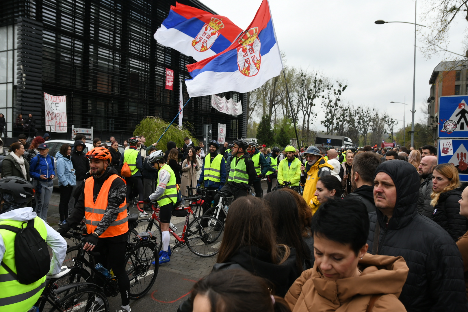 Is EU concerned? Srpski studenti stižu na biciklima u Strazbur. Vreme ...