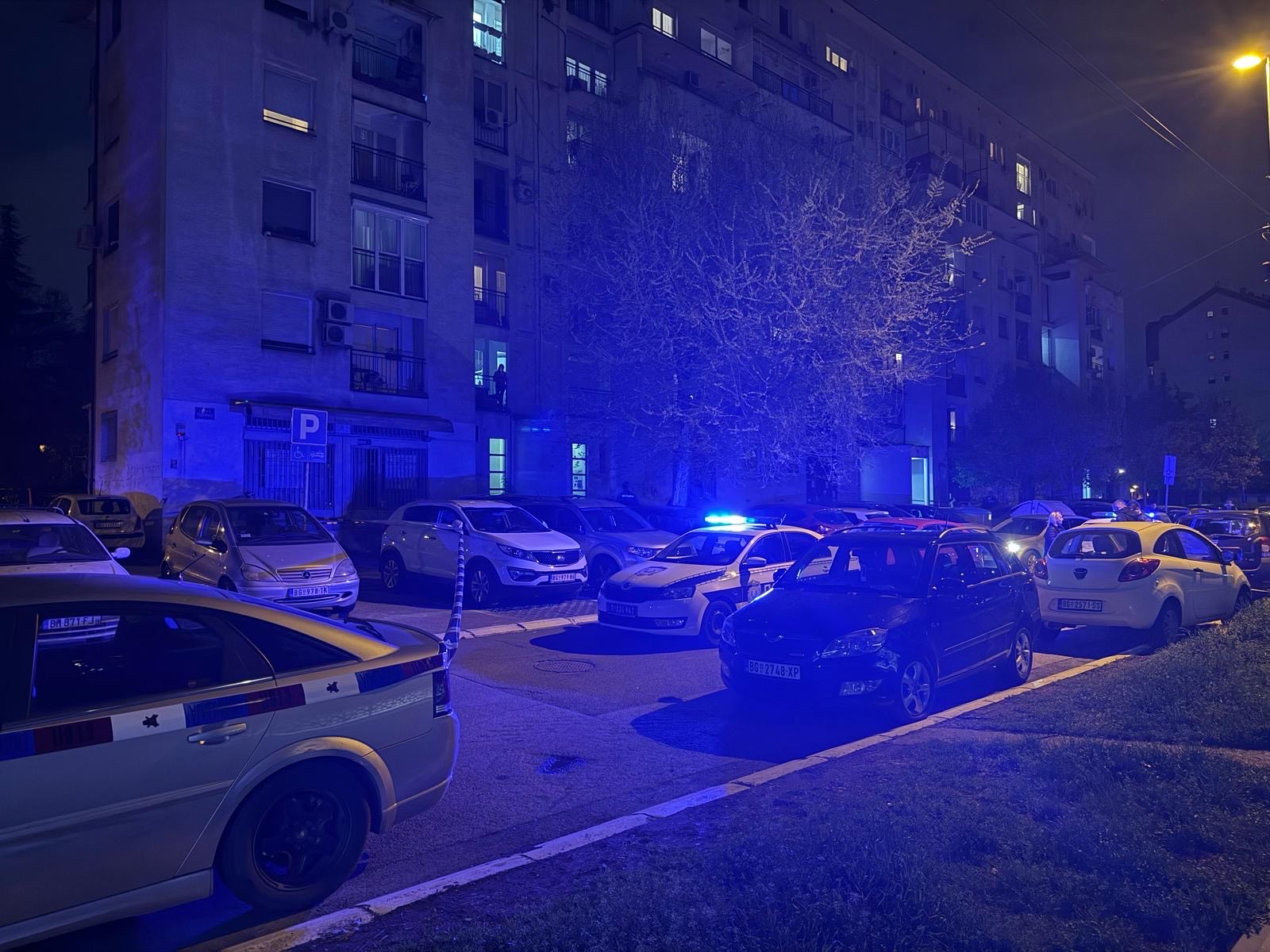 Prve fotografije sa mesta pucnjave na Čukarici: Policija traga za nepoznatim napadačem