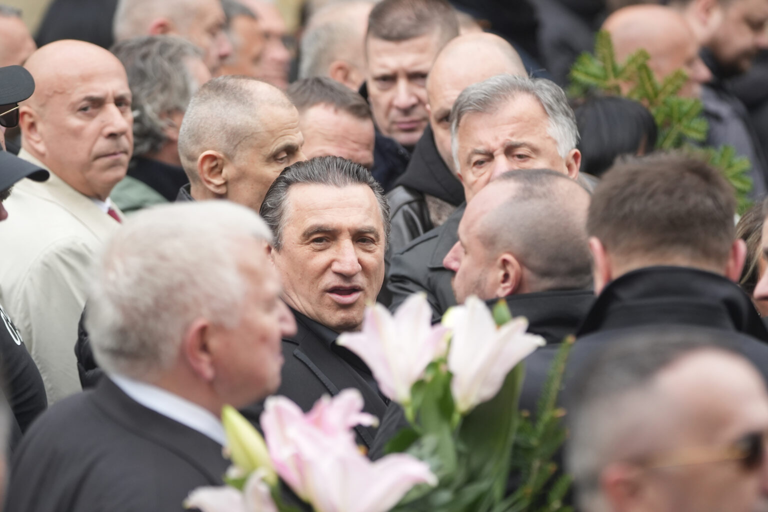 Joca Amsterdam na sahrani Željka Rutovića: Poznati kriminalac u pratnji telohranitelja stigao na ...