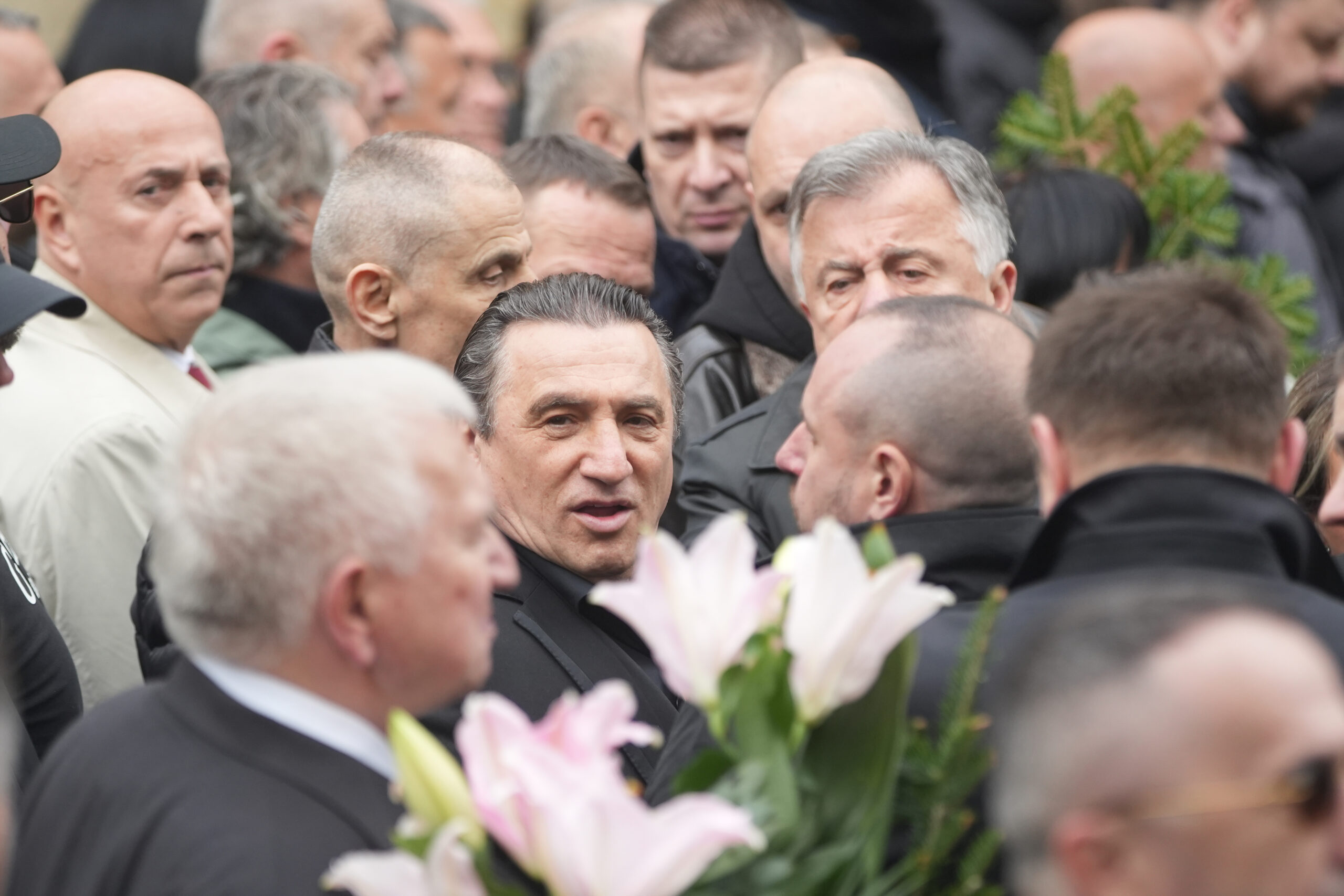 Joca Amsterdam na sahrani Željka Rutovića: Poznati kriminalac u pratnji ...