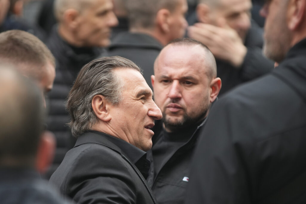 Joca Amsterdam na sahrani Željka Rutovića: Poznati kriminalac u pratnji ...