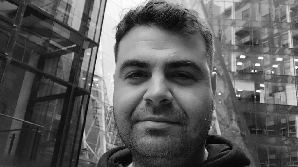 Poginuo poznati reper: Voz udario u njegov auto