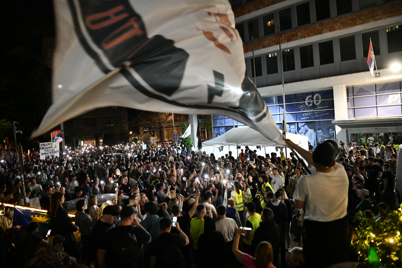 Incident ispred RTS: Muškarac pokušao da prođe kroz studentsku blokadu, pa nasrnuo na redare