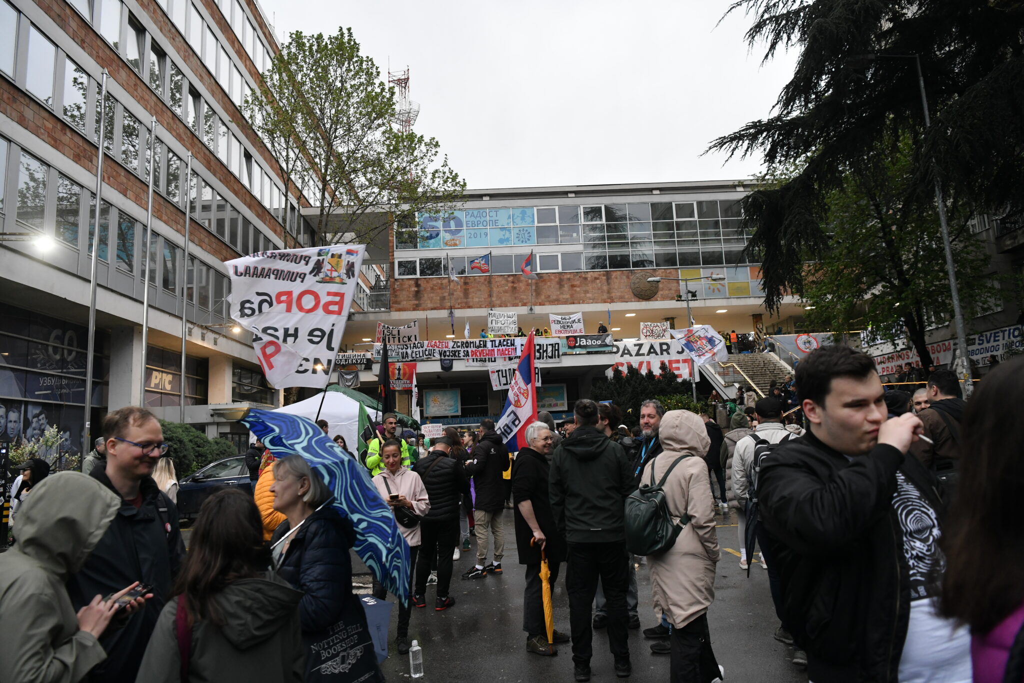 Kakva je atmosfera jutros ispred RTS-a: Blokada ušla u 81. sat, nije bilo jutarnjeg programa ...