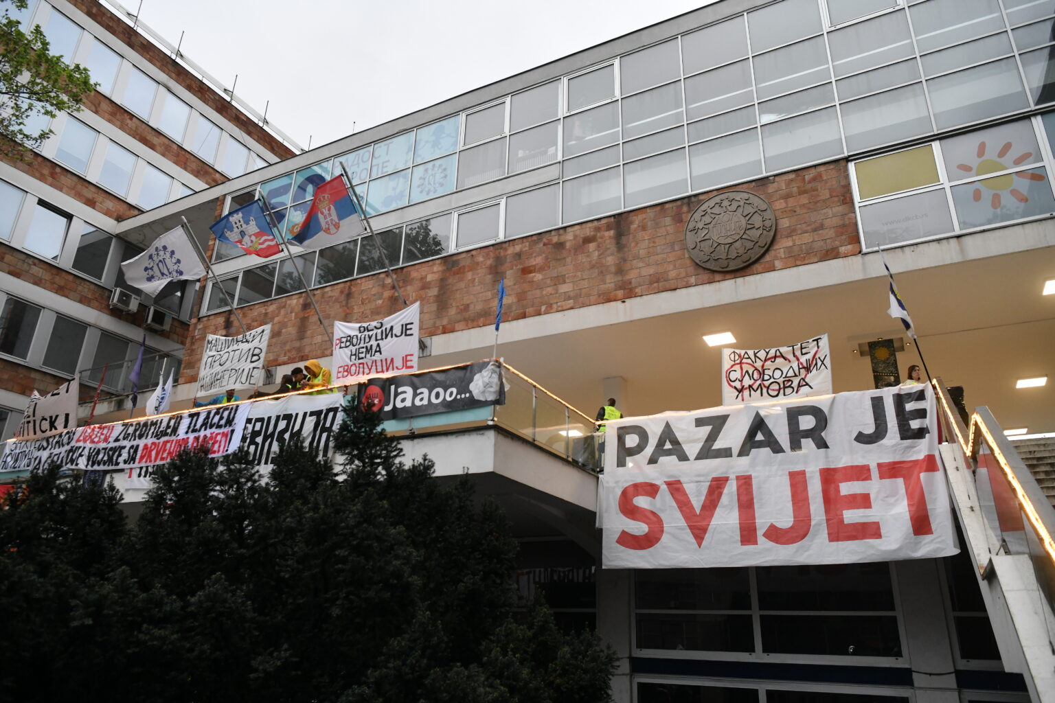 Kakva je atmosfera jutros ispred RTS-a: Blokada ušla u 81. sat, nije bilo jutarnjeg programa ...