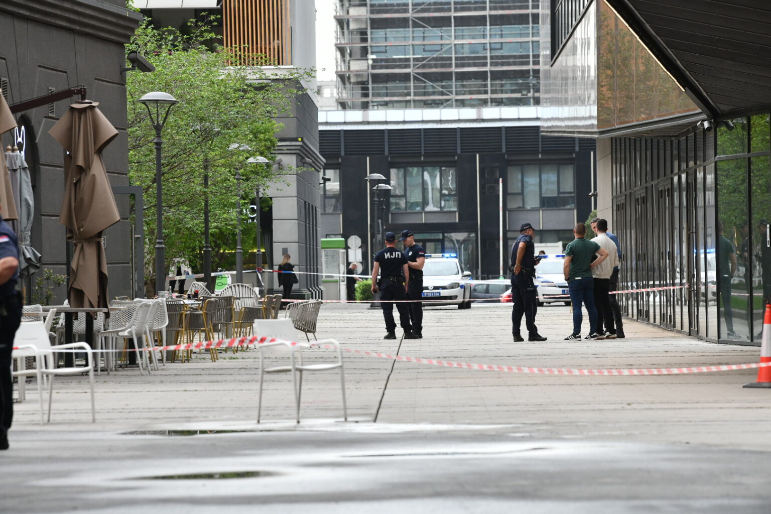 FOTO Opsadno stanje na Novom Beogradu: Pucač u bekstvu, ranjeni mladić ...